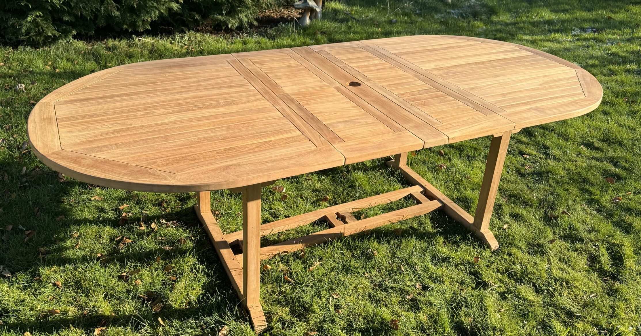 Superb teak double extending garden dining table 1.8 to 2.4m