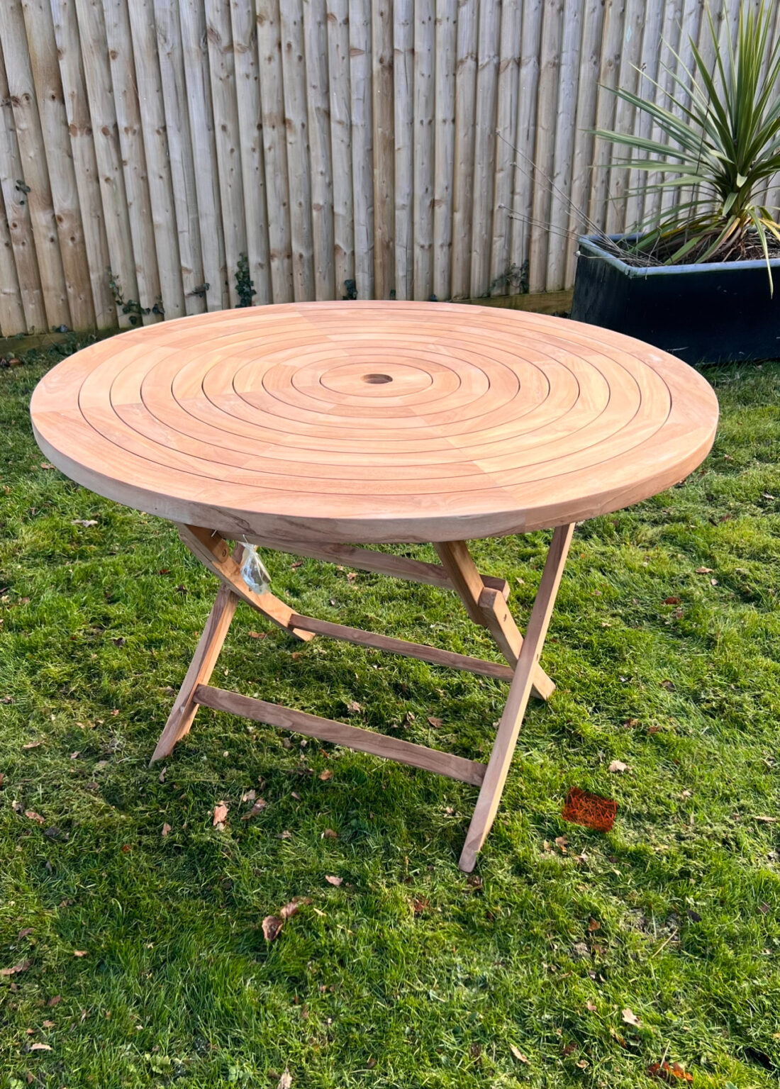 120cm Teak Ripple Round Folding Table | Kingsley Smythe